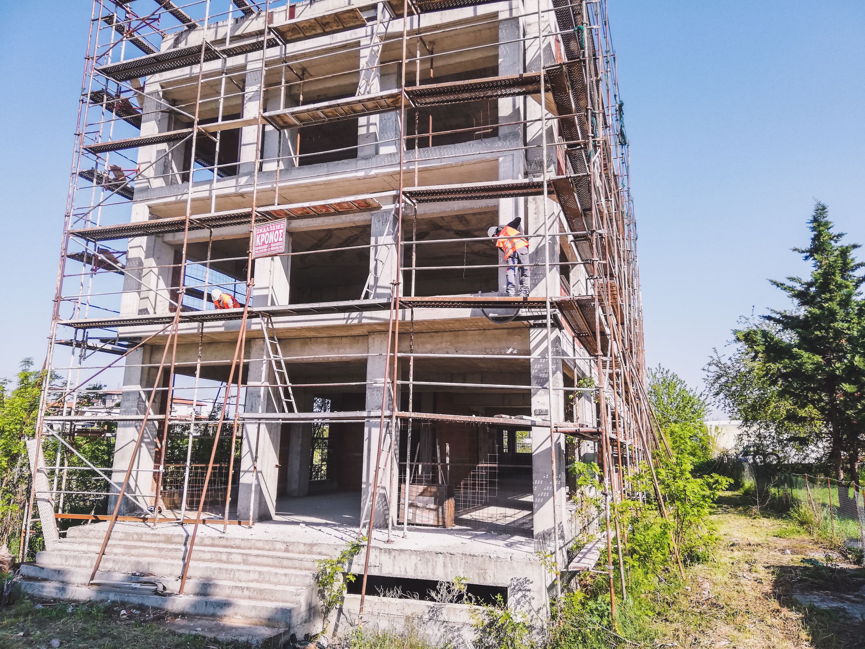 Νεόκτιστη Οικοδομή στη Θέρμη • ΓΚΡΕΜiΣΜΑΤΑ